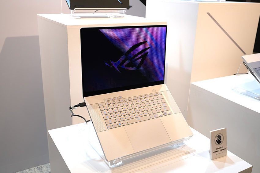 背面のスラッシュライティングがトレードマーク！ ASUS ROGから有機EL超薄型軽量ゲーミングノートを本日発売開始！ ｜ BCN eスポーツ部- ユース世代のeスポーツを応援するニュースサイト